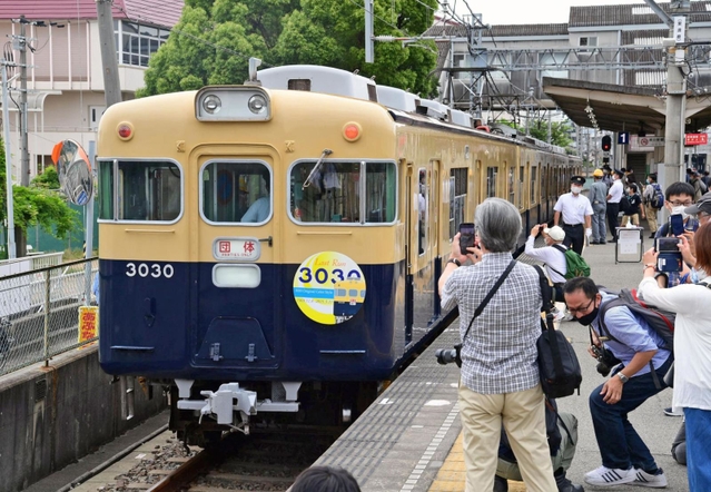さよならツートンカラー 山陽電鉄「3030号」引退記念し貸し切り運行｜総合｜神戸新聞NEXT
