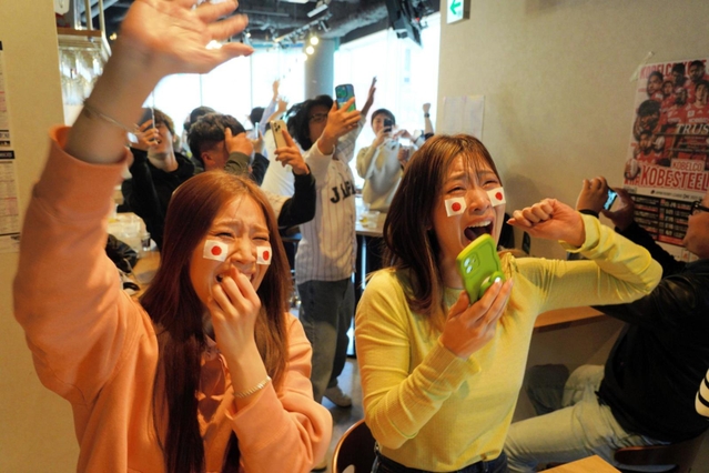 涙流して雄たけび「漫画のような展開、めっちゃえぐい」 WBC3度目V、神戸のファンらスポーツバーで喜び爆発 | 総合 | 神戸新聞NEXT